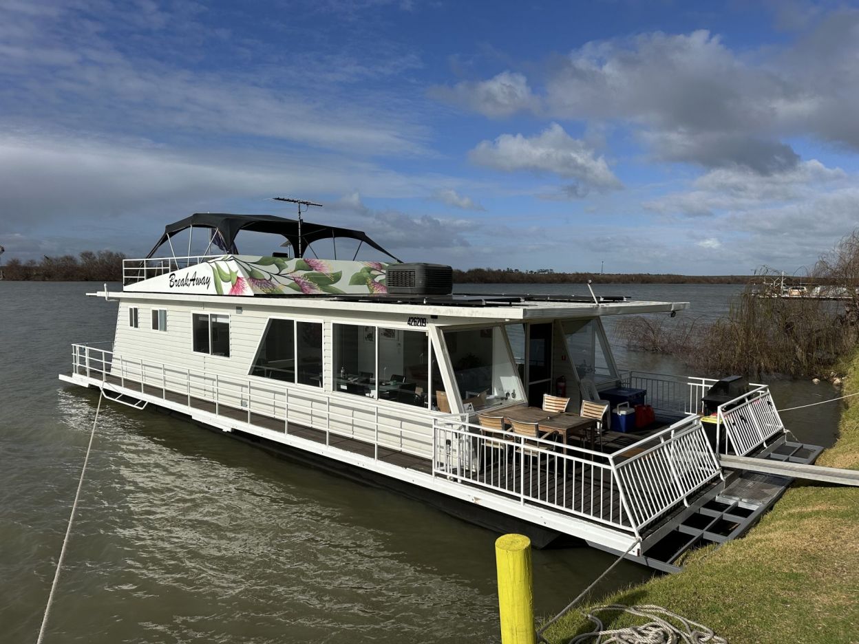 BreakAway Houseboat, White Sands | Travel Auctions